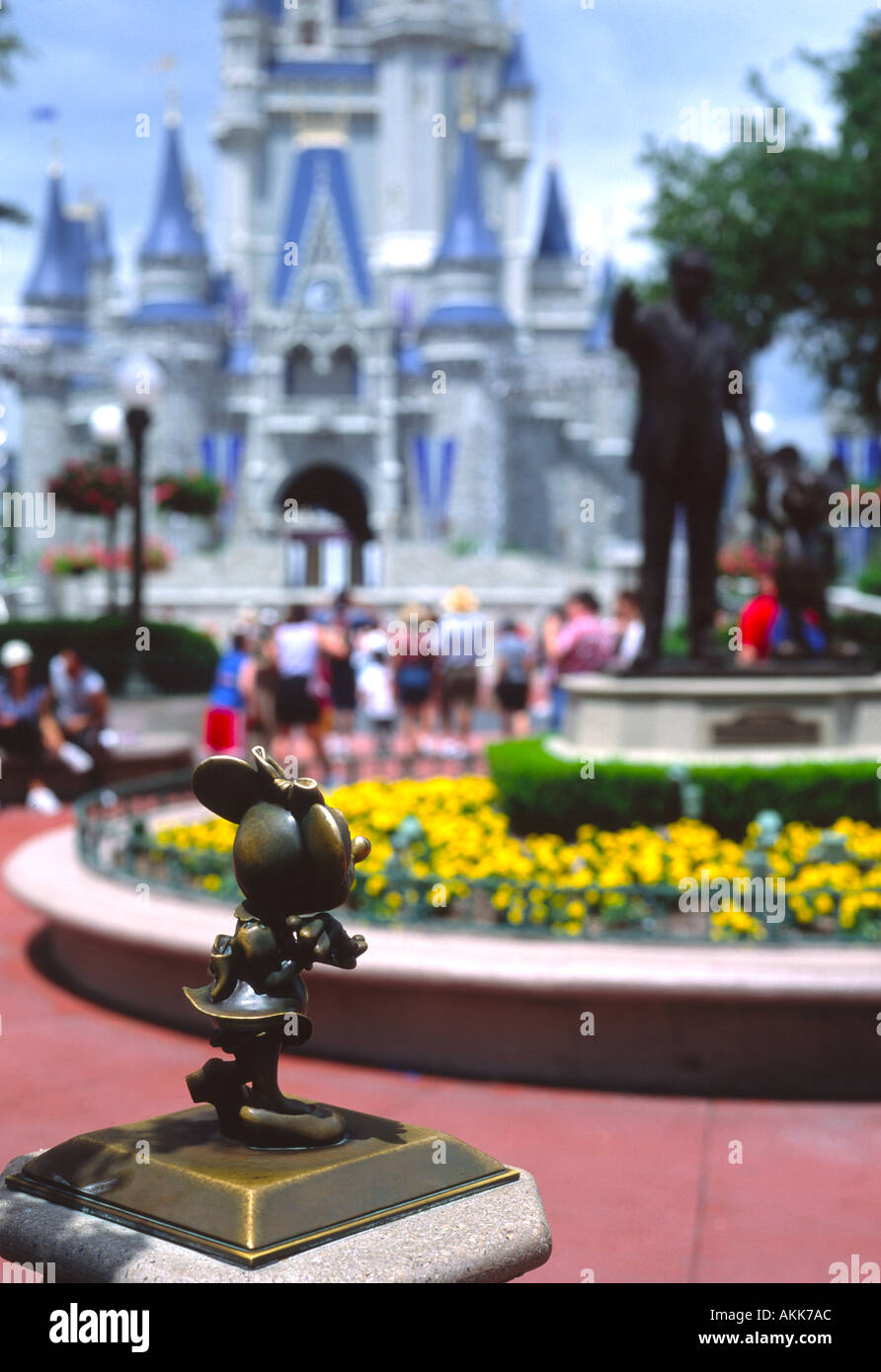 Mickey minnie mouse magic kingdom hi-res stock photography and images ...