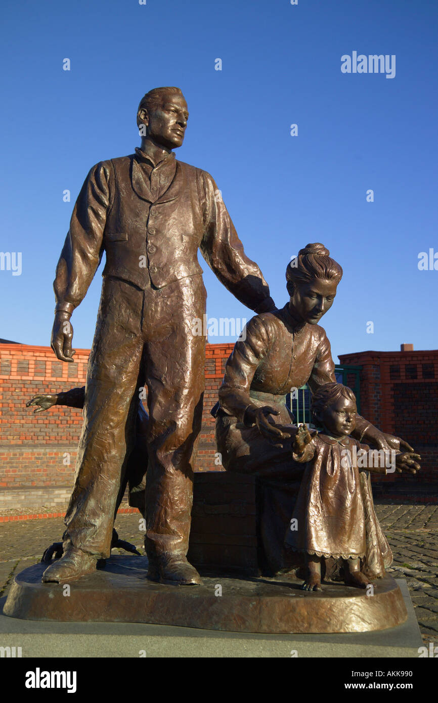 Statue of a Family Liverpool Merseyside England Stock Photo - Alamy