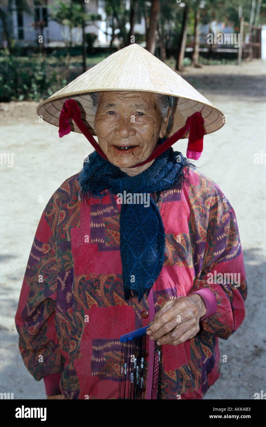 Old lady selling jewellery on beach in Hoi An Vietnam Stock Photo - Alamy