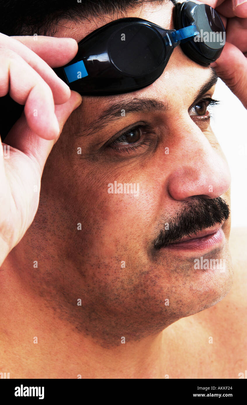 Swimmer putting on swimming goggles hi-res stock photography and images ...