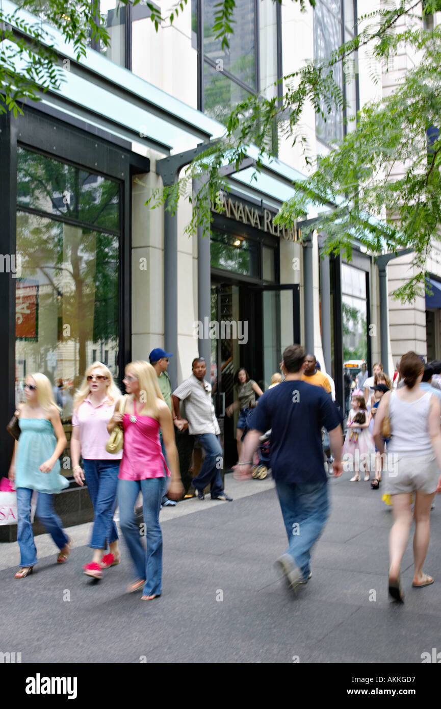 Crowded city sidewalk chicago hi-res stock photography and images - Alamy