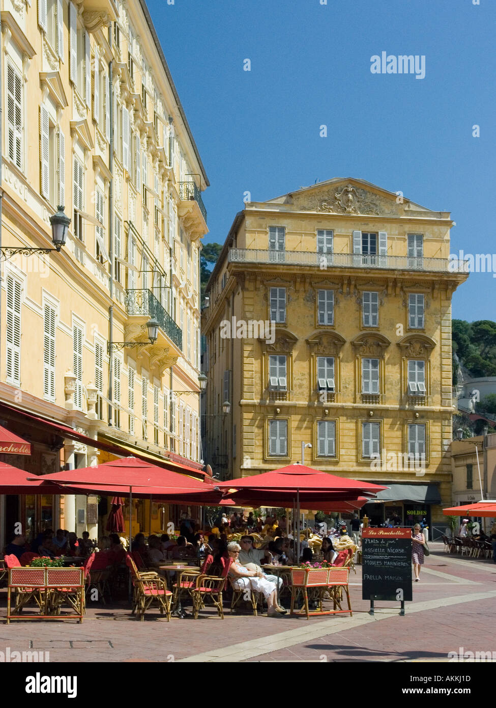 Open air cafe in the marche des fleurs (Cour Saleya) in the old town in ...