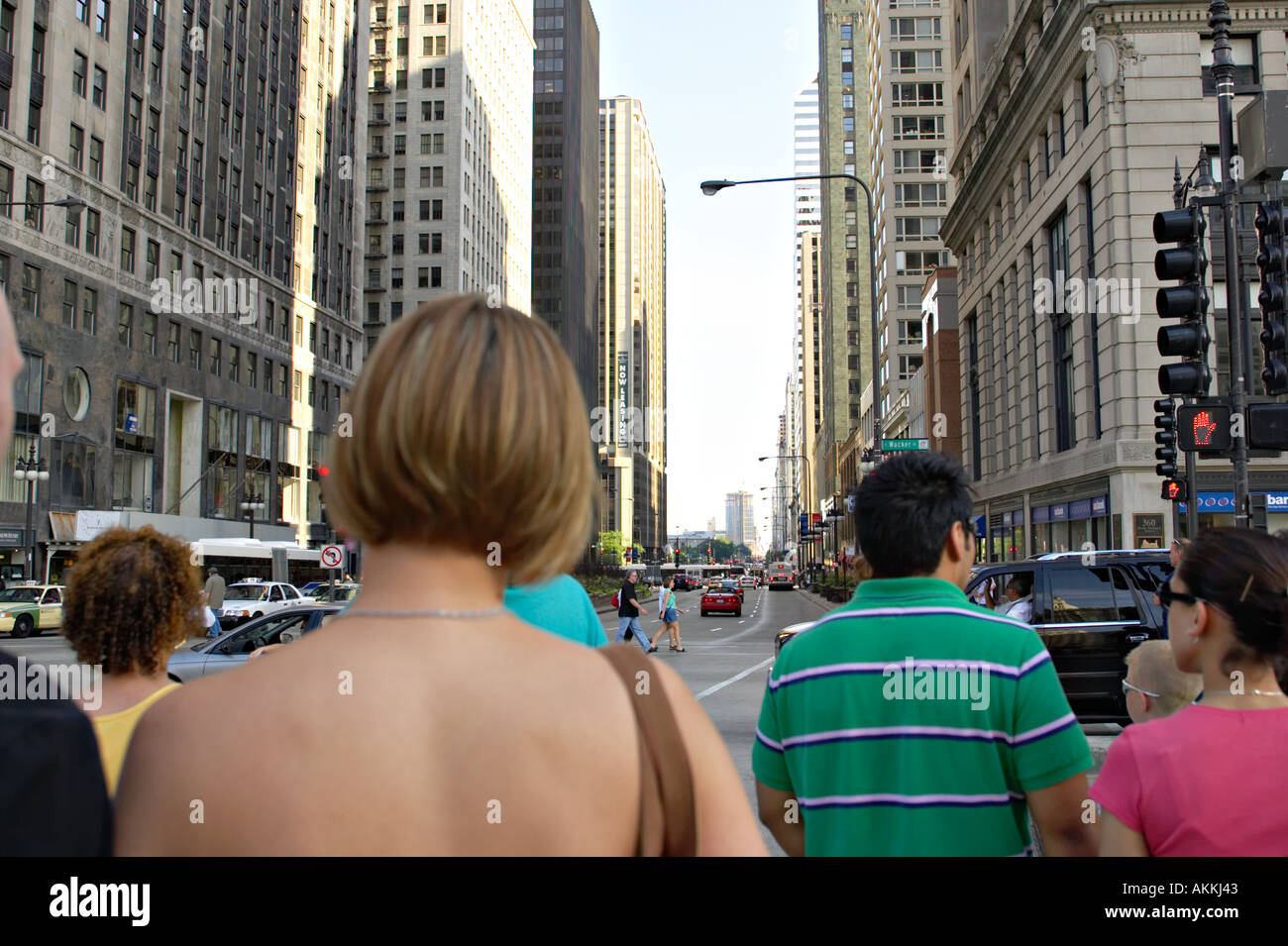 Pedestrians crossing michigan avenue hi-res stock photography and ...