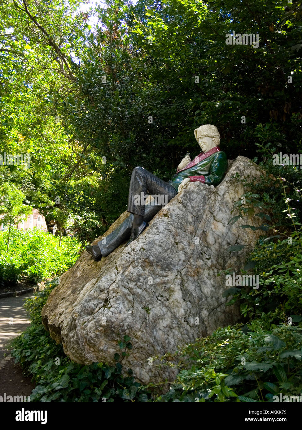 A lifesize sculpture of Oscar Wilde, by Danny Osborne, in Merrion ...