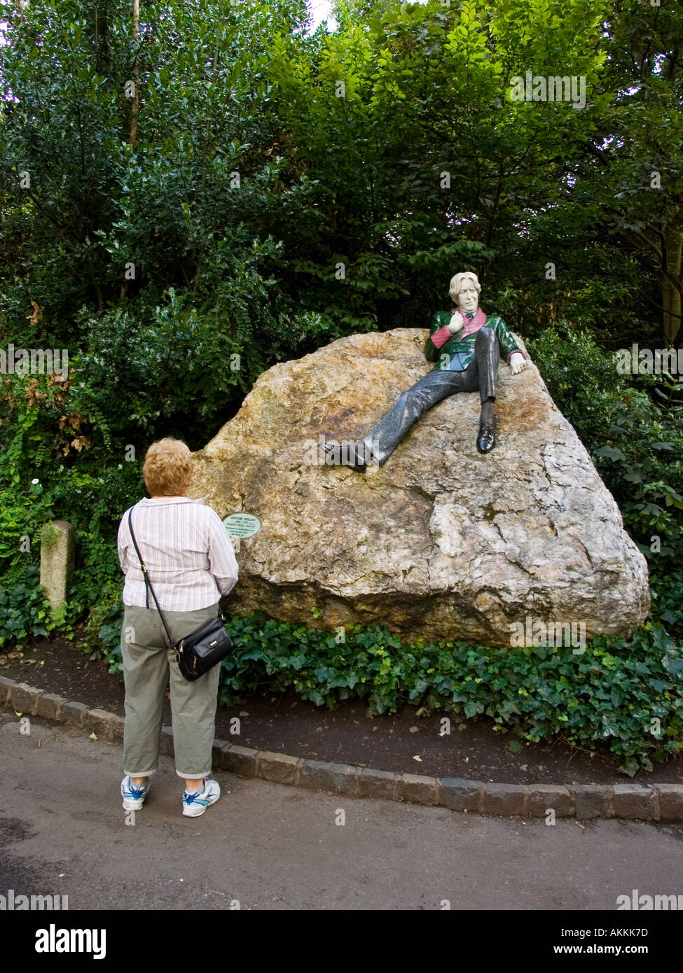 A lifesize sculpture of Oscar Wilde, by Danny Osborne, in Merrion ...