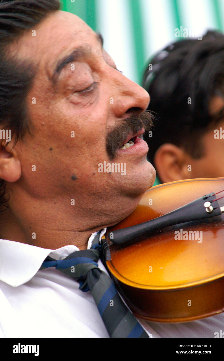 Gypsy playing violin hi-res stock photography and images - Alamy