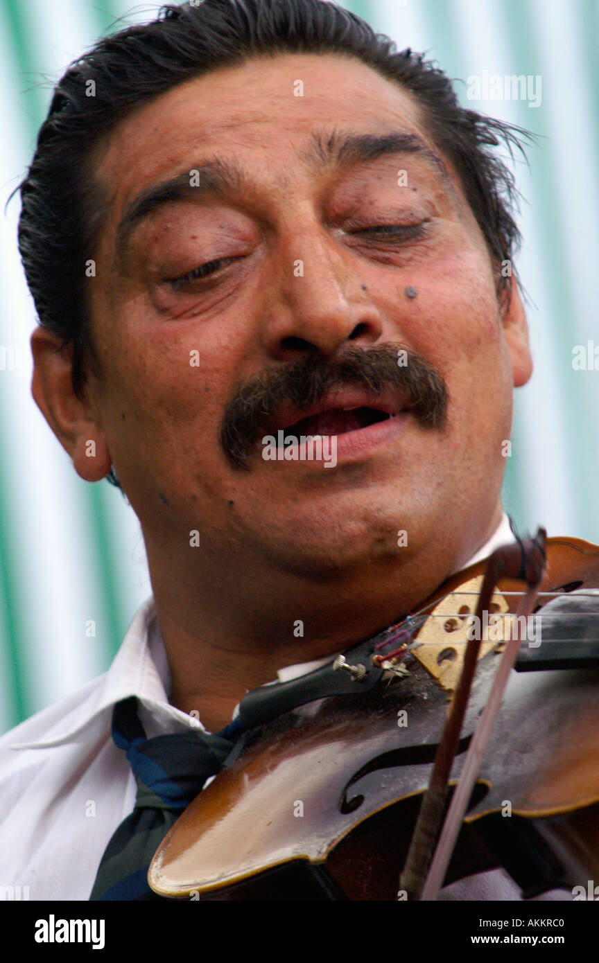 Gypsy man playing violin Stock Photo - Alamy