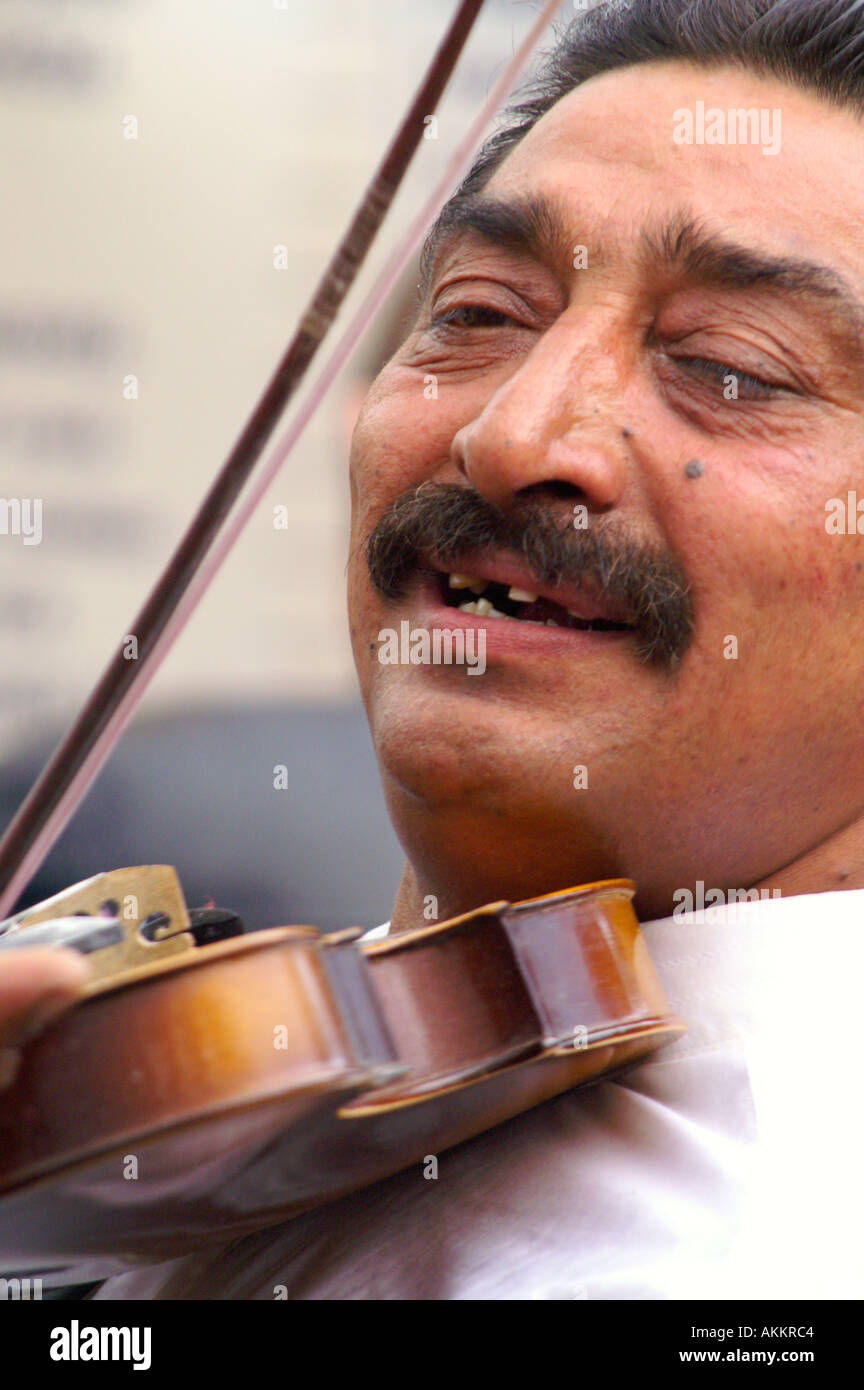 Gypsy man playing violin Stock Photo - Alamy
