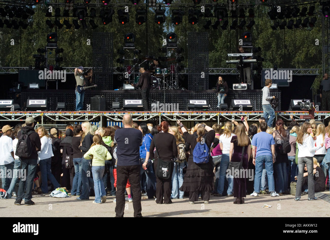 teenagers at rock concert Stock Photo - Alamy