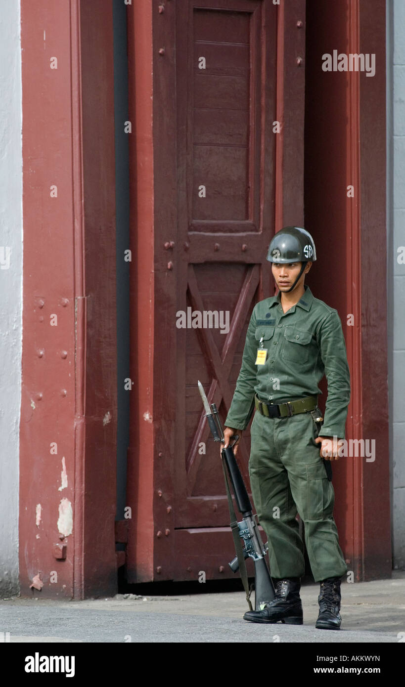 A guard on sentry duty at the Grand Palace Stock Photo - Alamy