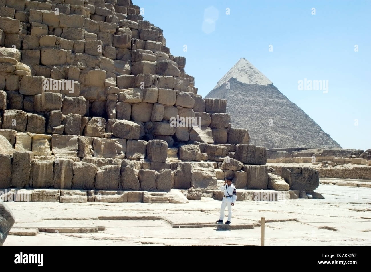 Egyptians building pyramids hi-res stock photography and images - Alamy
