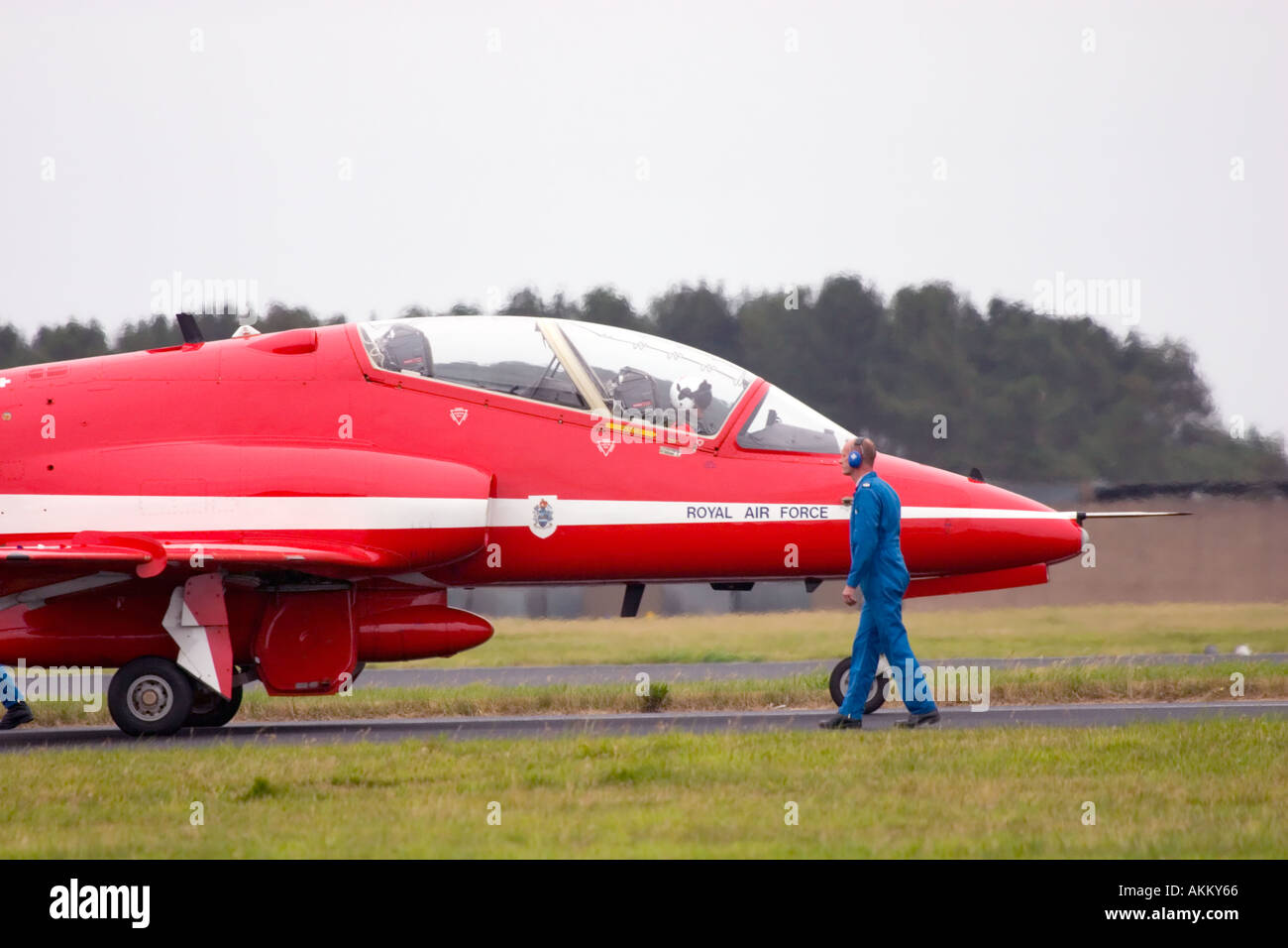 RAF Red Arrows maintenance engineer stands alongside of BAE Hawk jet ...