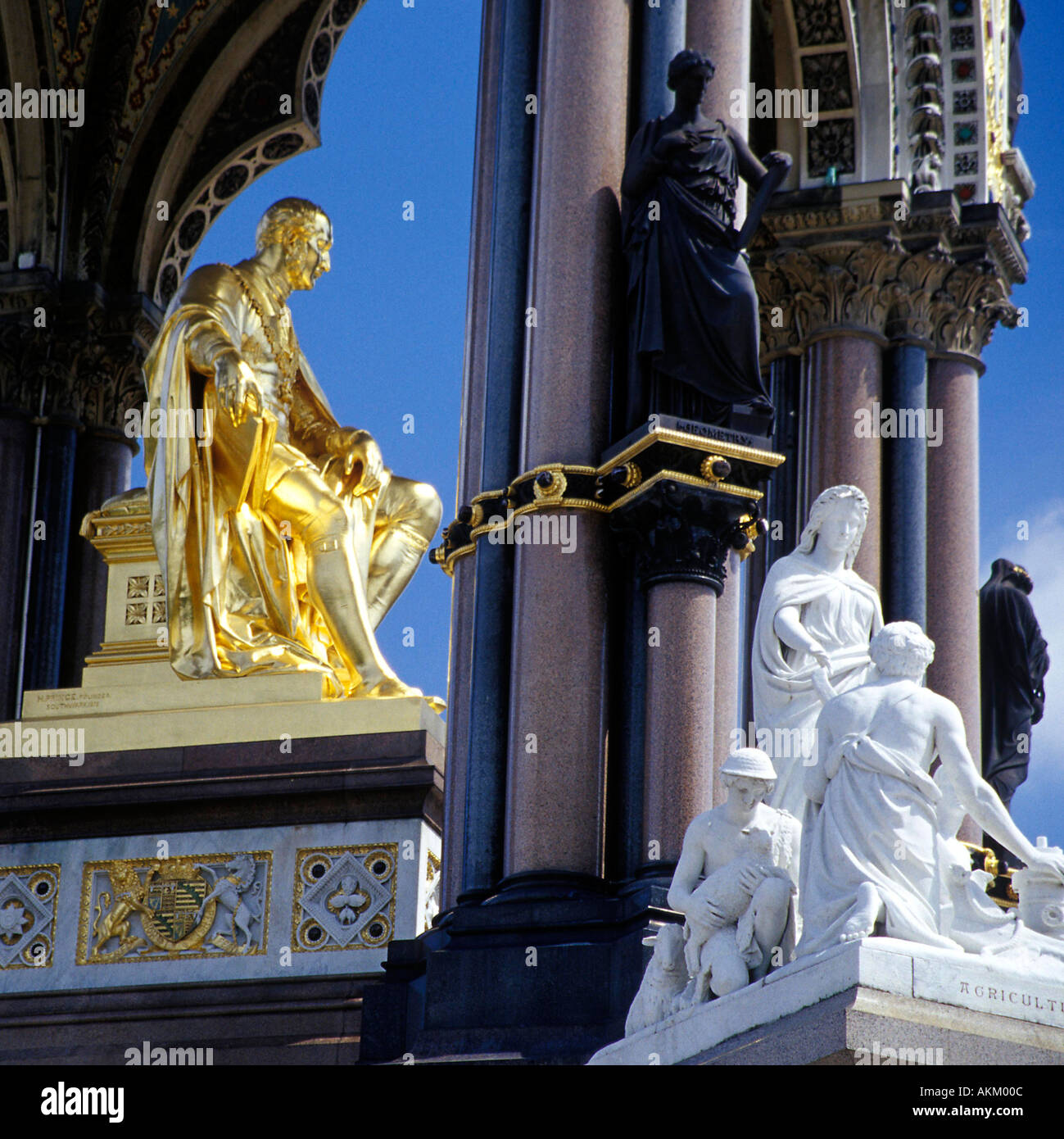 London commemorative statue hi-res stock photography and images - Alamy