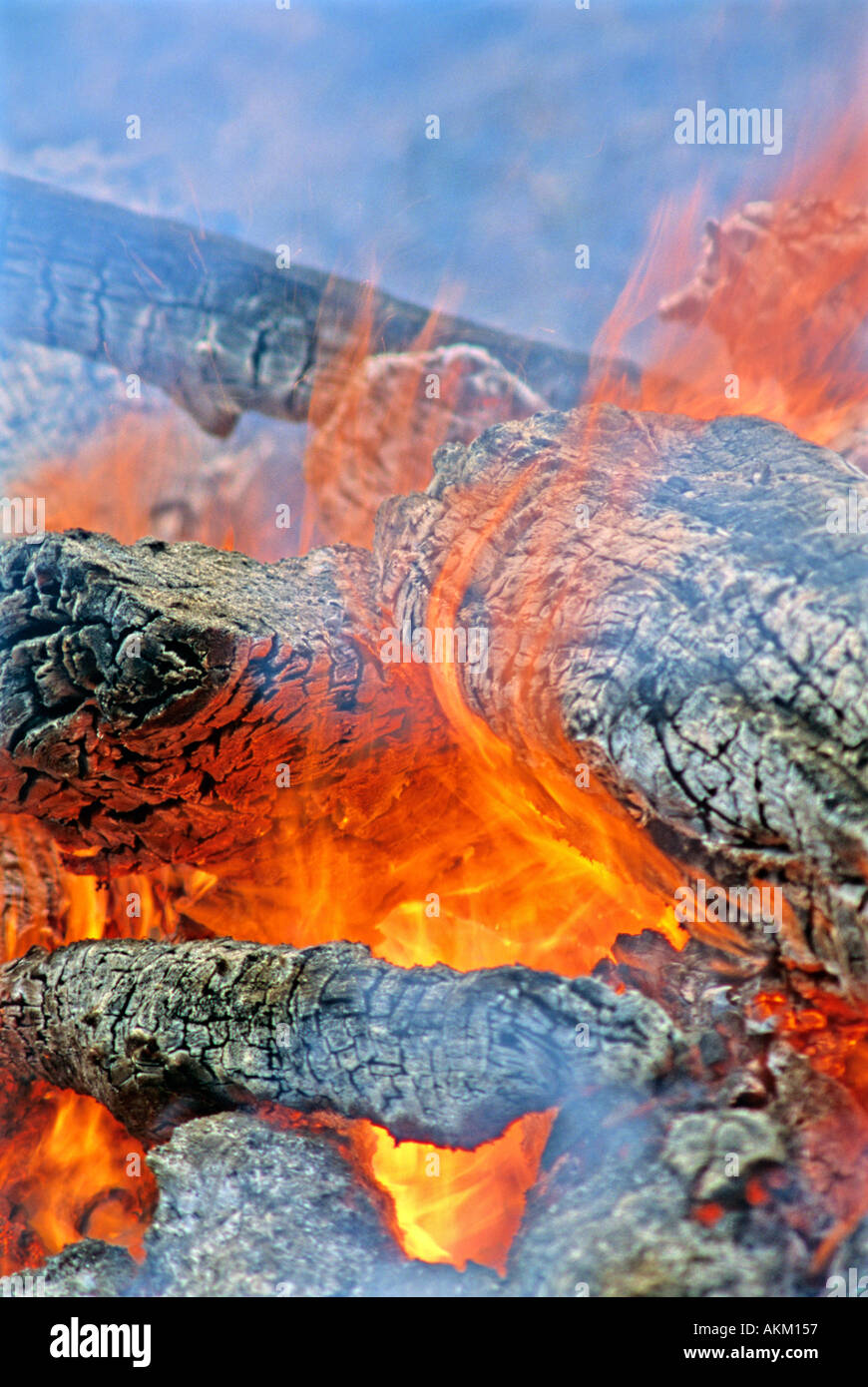 Burning logs hi-res stock photography and images - Alamy