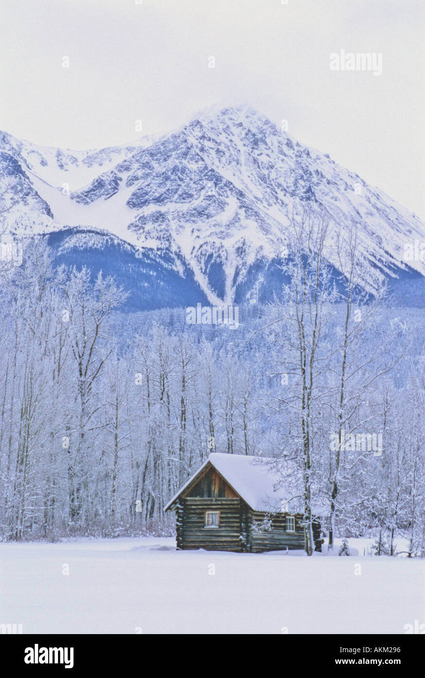 Canada snow mountain forest cabin hi-res stock photography and images ...