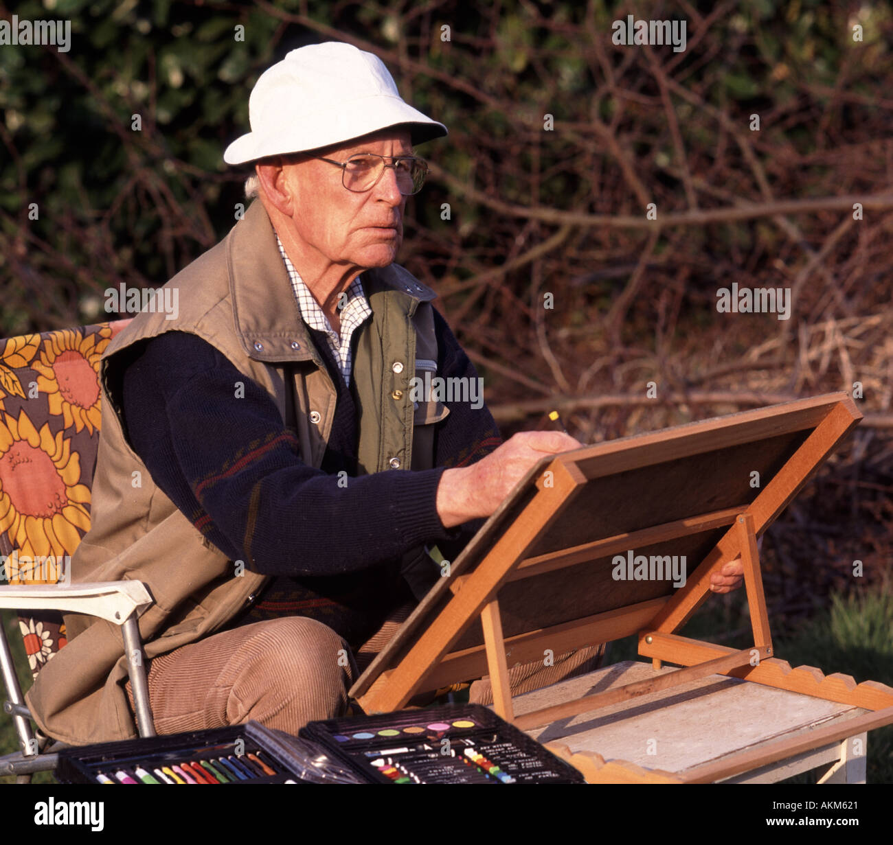 Elderly male artist paints hi-res stock photography and images - Alamy