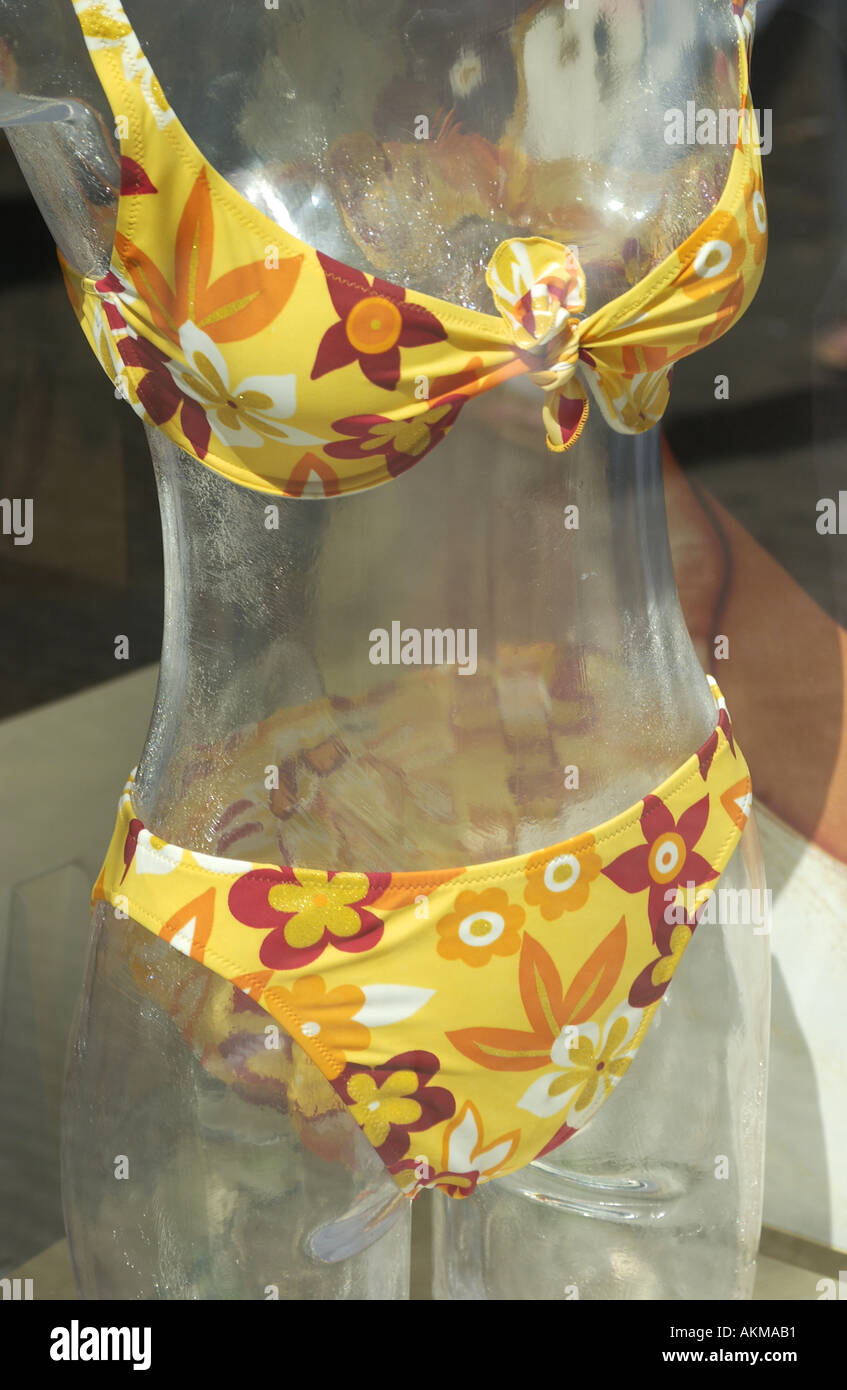 Female bra shopping hi-res stock photography and images - Alamy