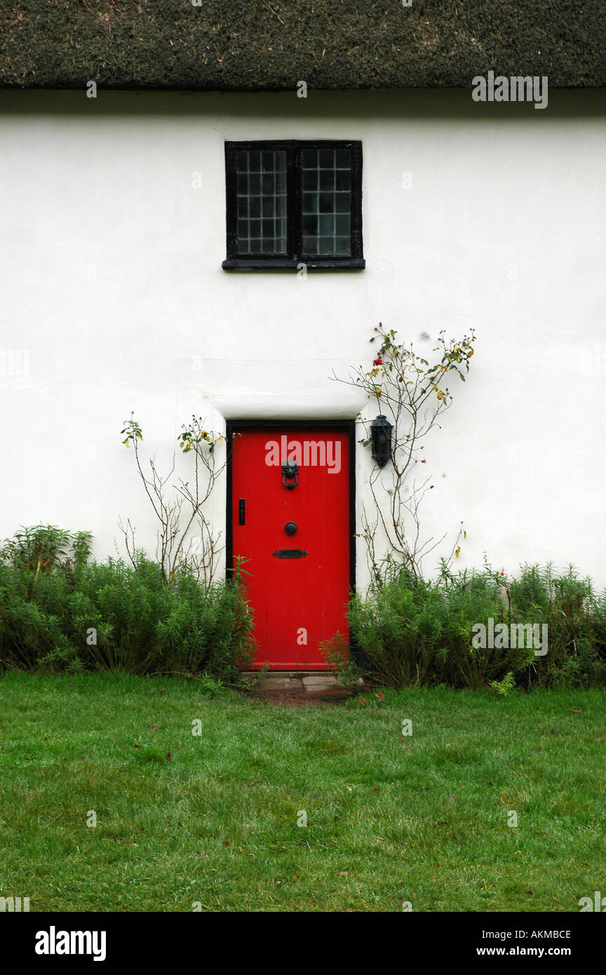 Thatched house with red door Stock Photo - Alamy
