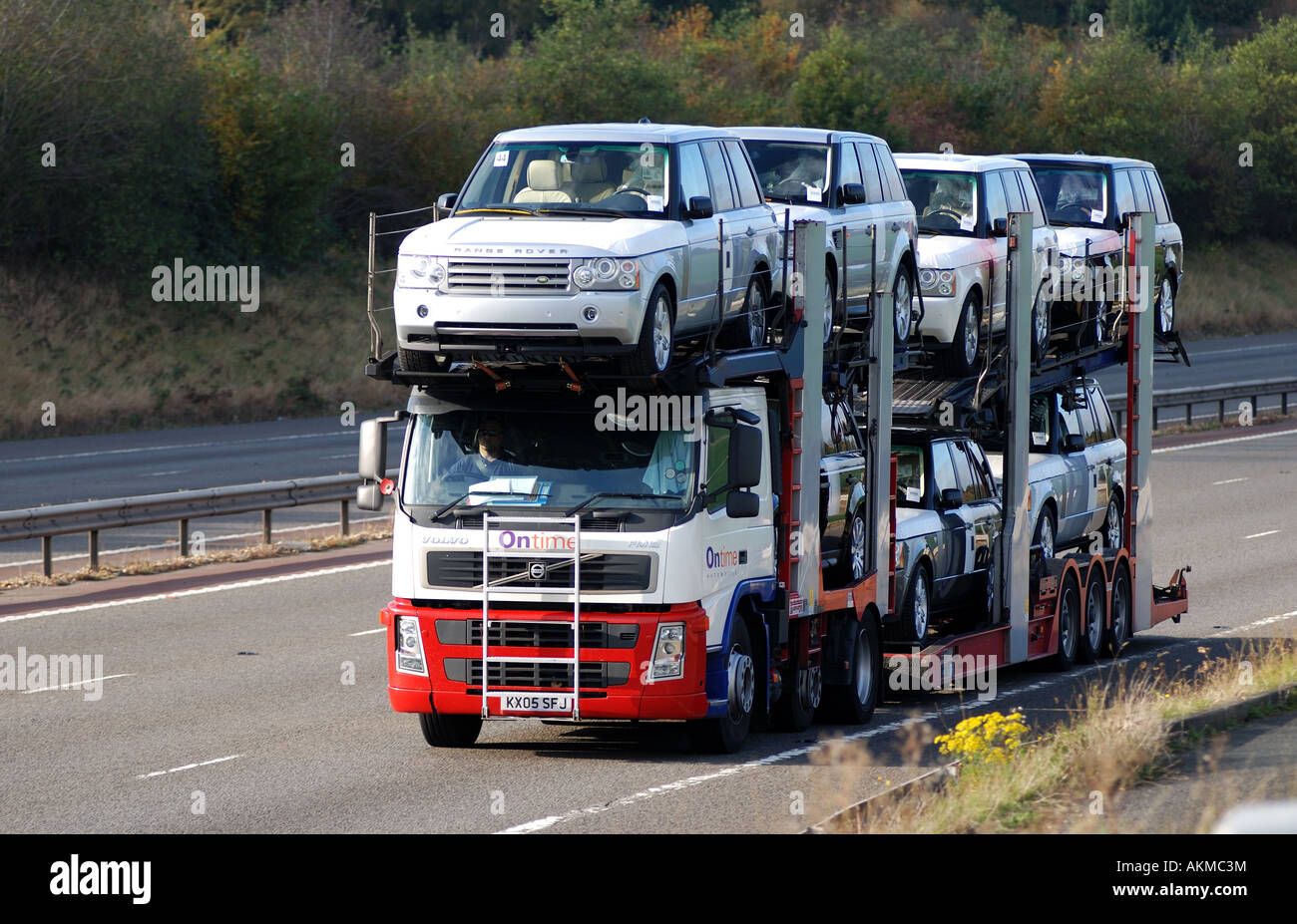 New Range Rover cars on Ontime transporter, M40 motorway, Warwickshire ...
