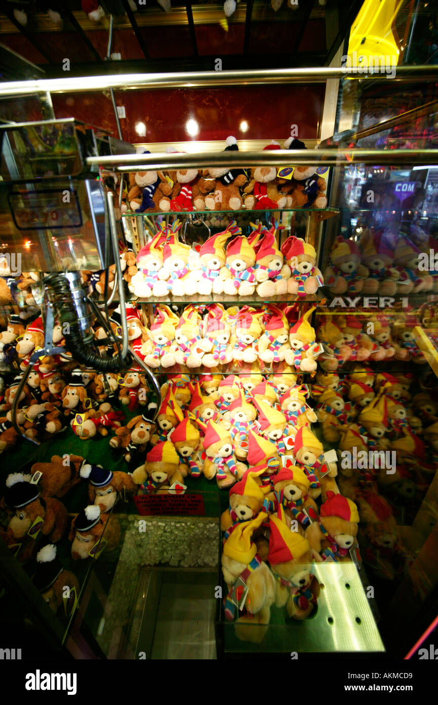 Teddy bear claw machine hi-res stock photography and images - Alamy