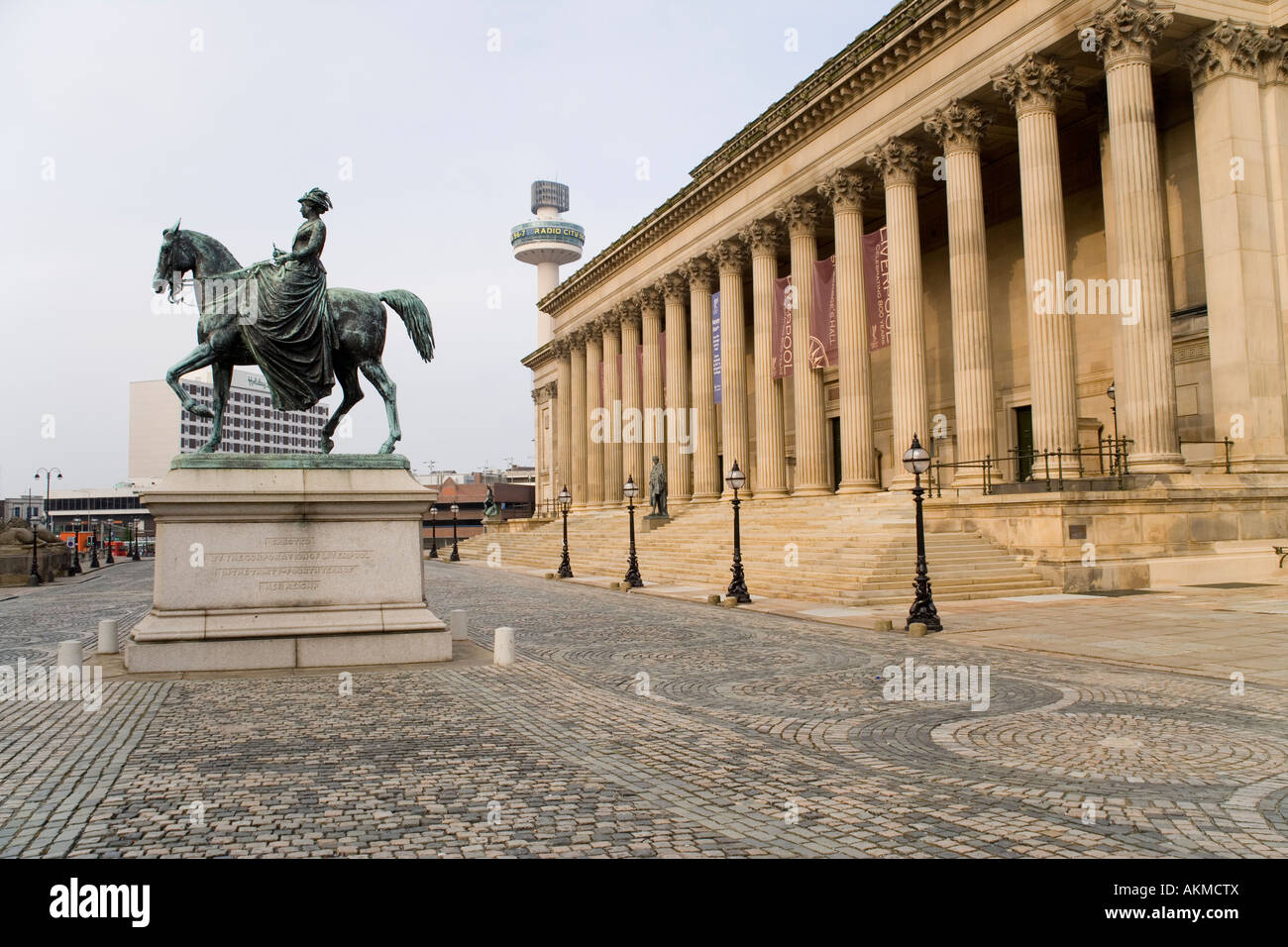 Statue of Victoria and the St George's Hall in Liverpool England Stock ...