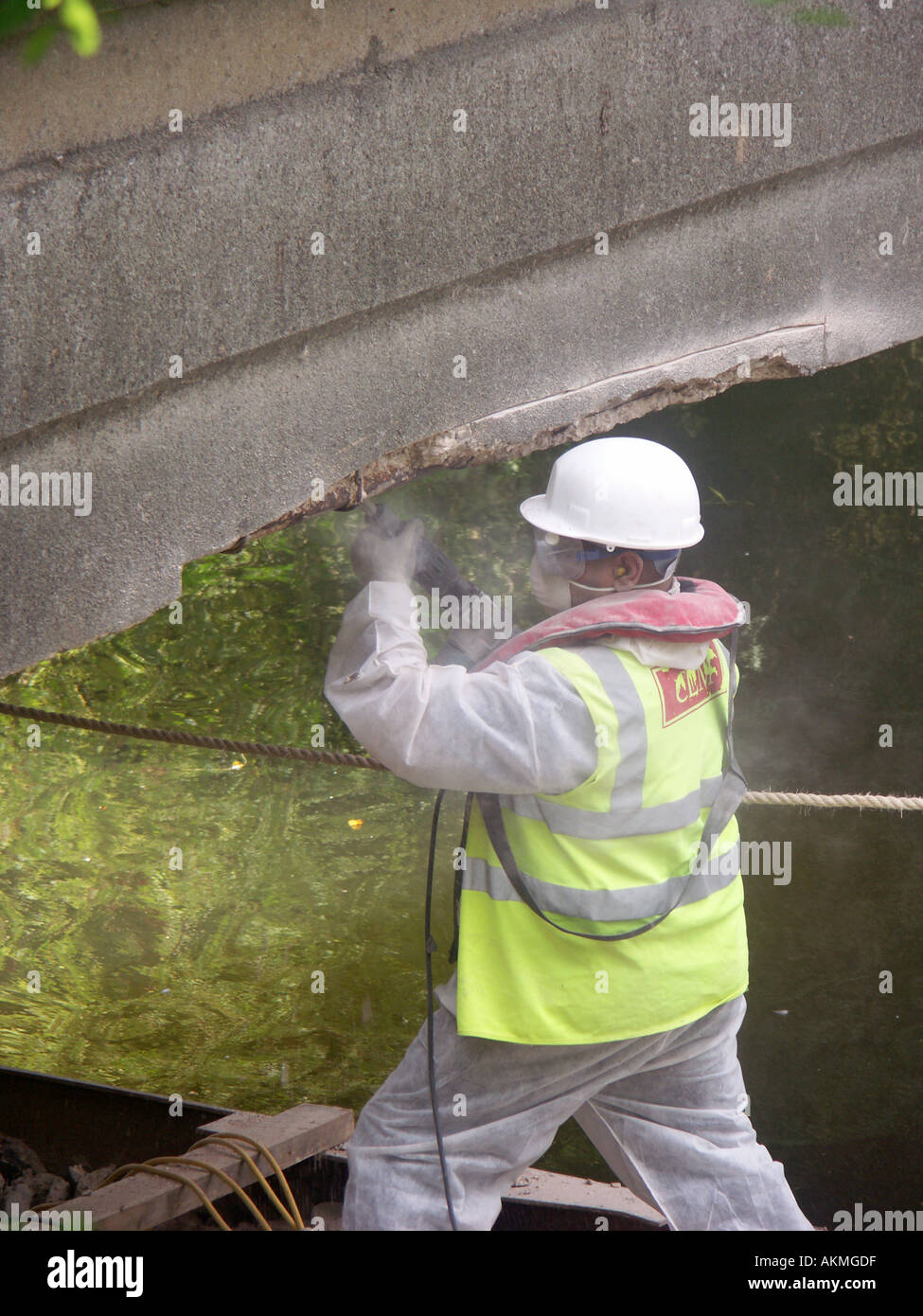 Construction worker uk mask hi-res stock photography and images - Alamy