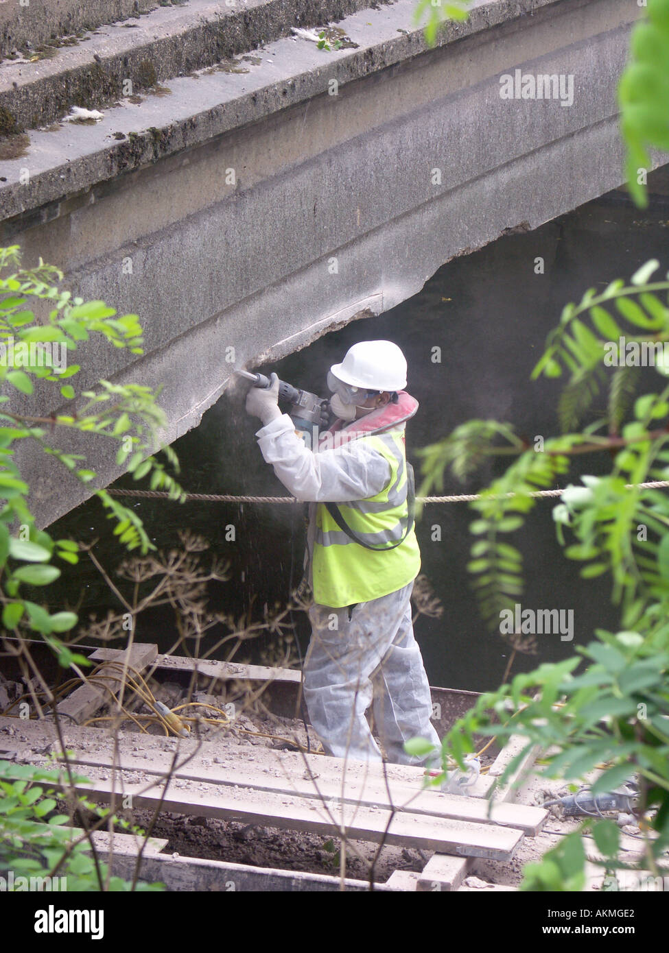 Worker repairs concrete bridge 9 Stock Photo - Alamy