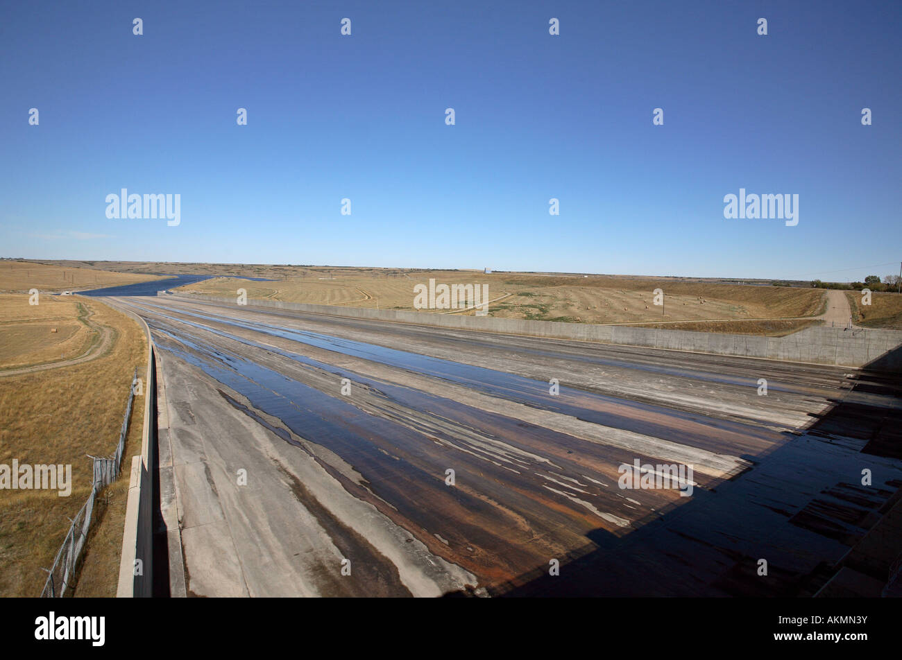 Spillway gardner dam hi-res stock photography and images - Alamy