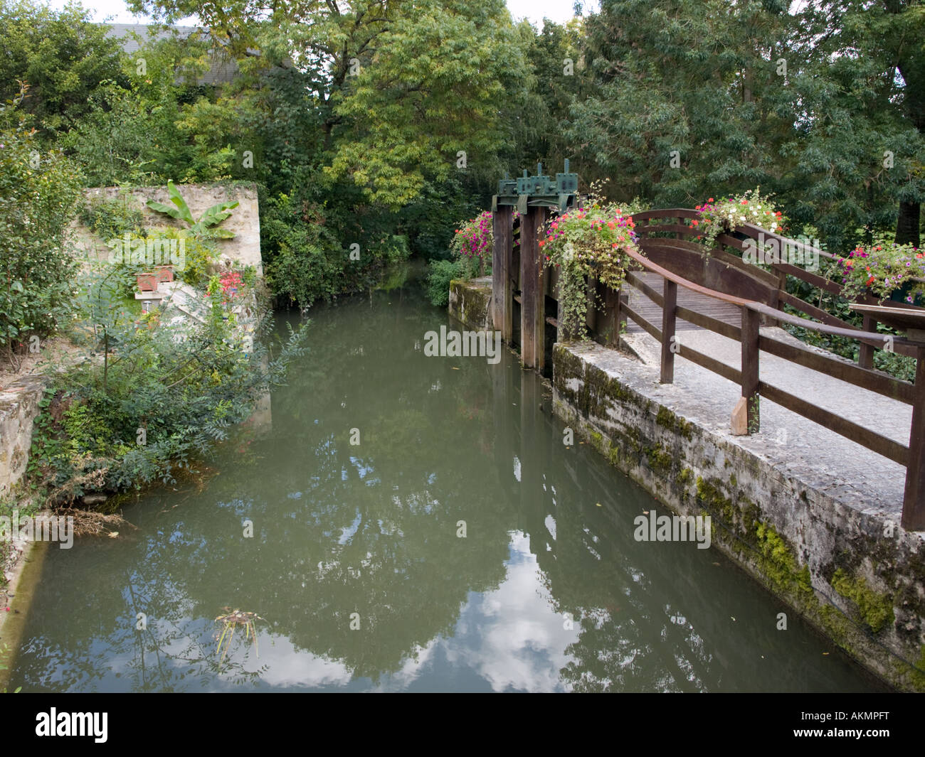 Mill stream with sluice at Montresor Stock Photo - Alamy