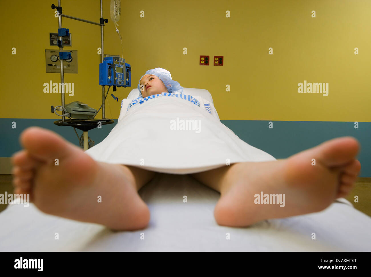Female patient lying on an operating table Stock Photo - Alamy