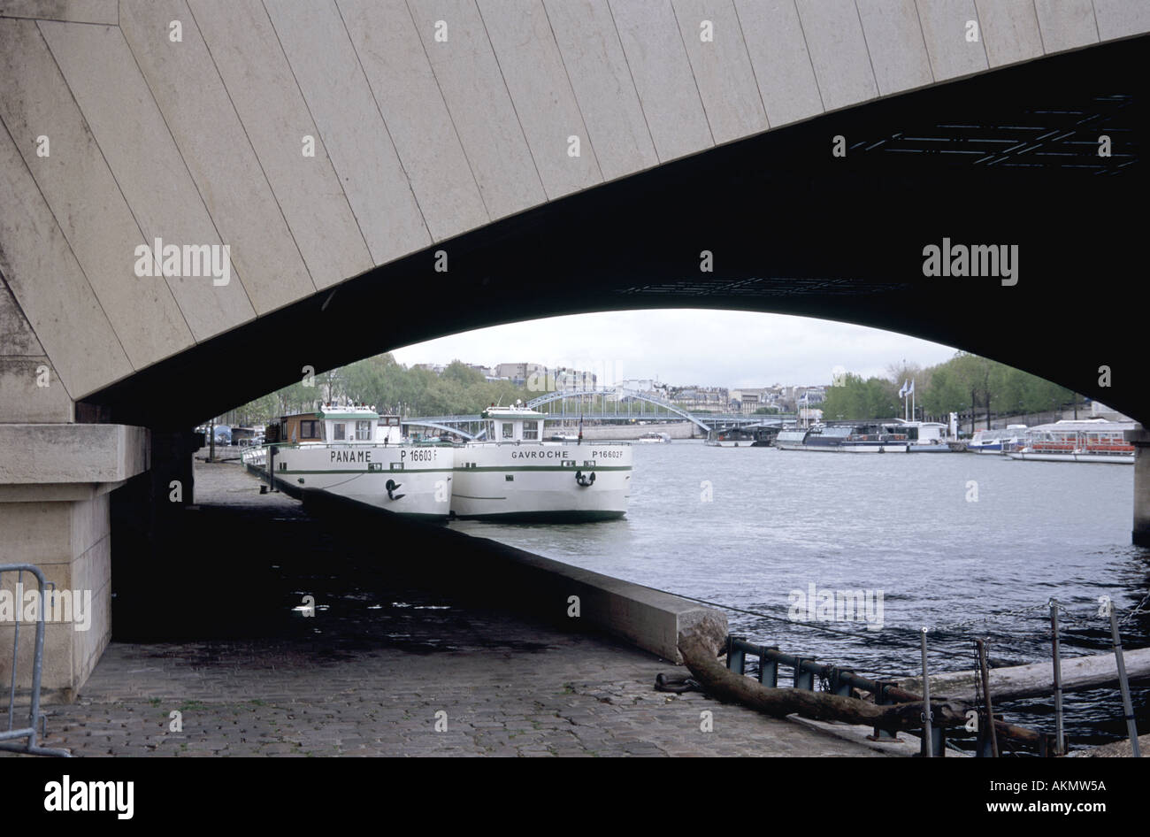 One of Paris many bridges arches over the River Seine Stock Photo - Alamy