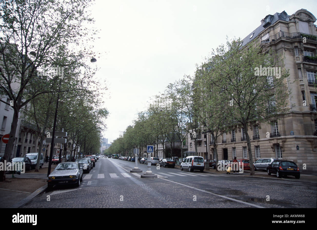 Quiet street paris hi-res stock photography and images - Alamy