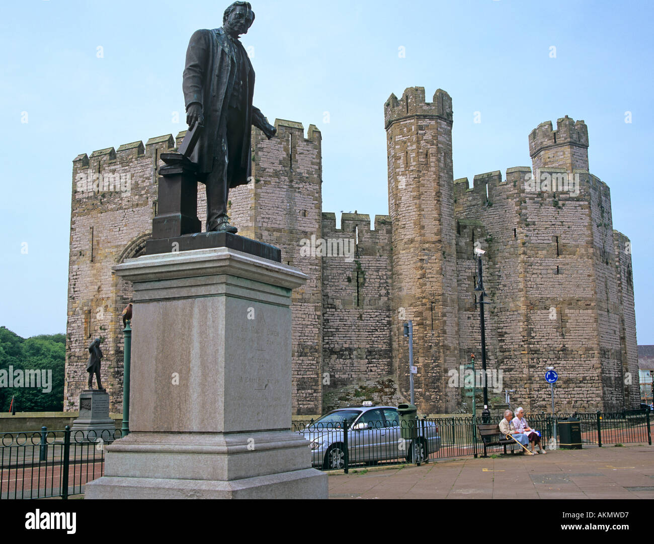 CAERNARFON GWYNEDD NORTH WALES UK Caernarfon Castle from Castle Square ...