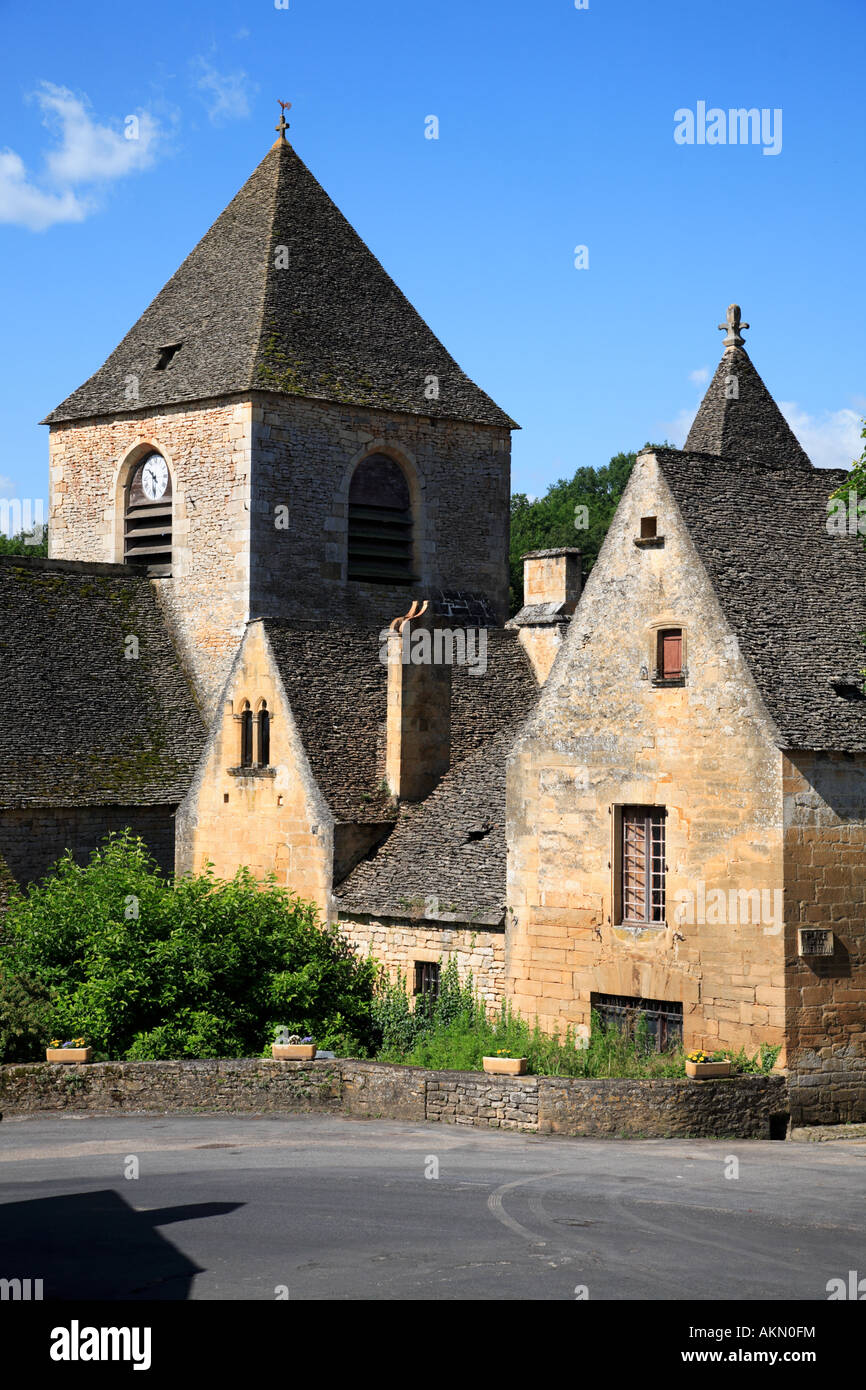 Lauzes rooves of the church and houses at St Geniès Stock Photo - Alamy