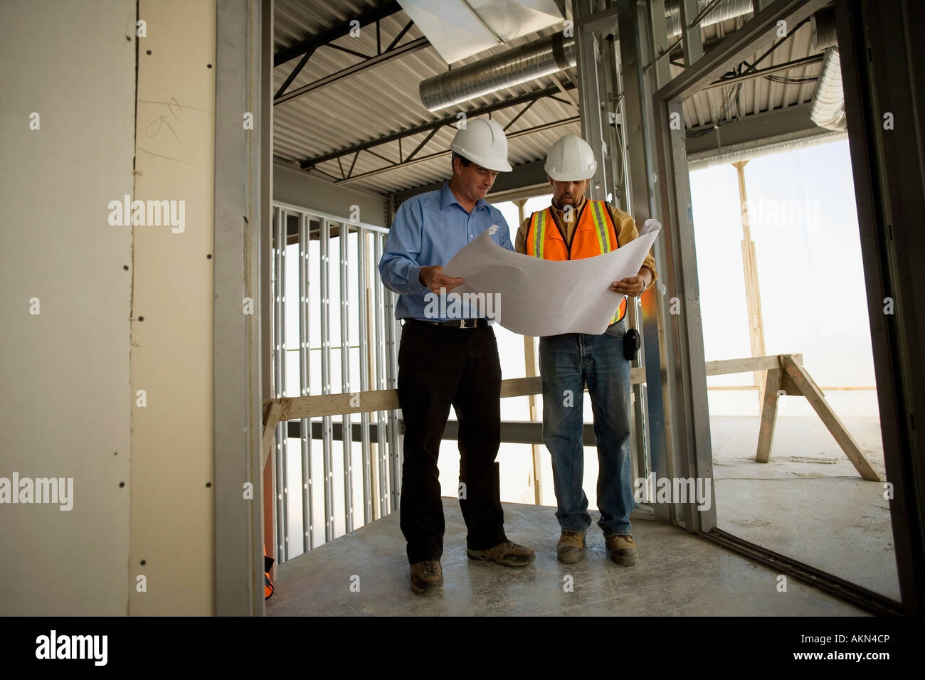 Architect consulting with construction worker Stock Photo - Alamy