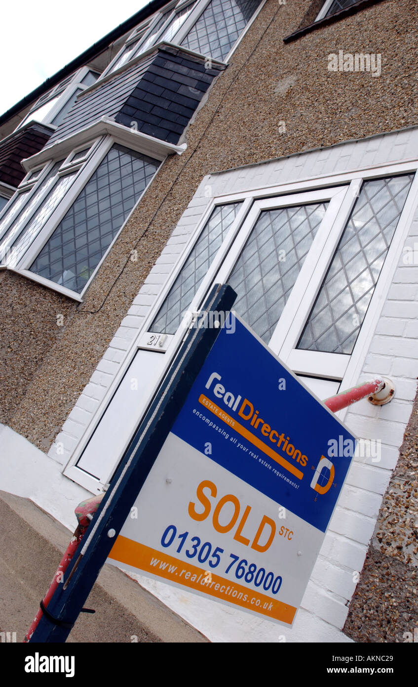 House sold sign Stock Photo - Alamy