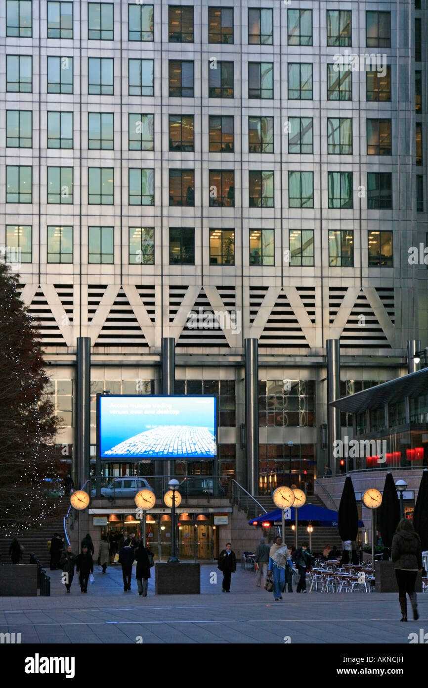 Canada square hi rise office building hi-res stock photography and ...