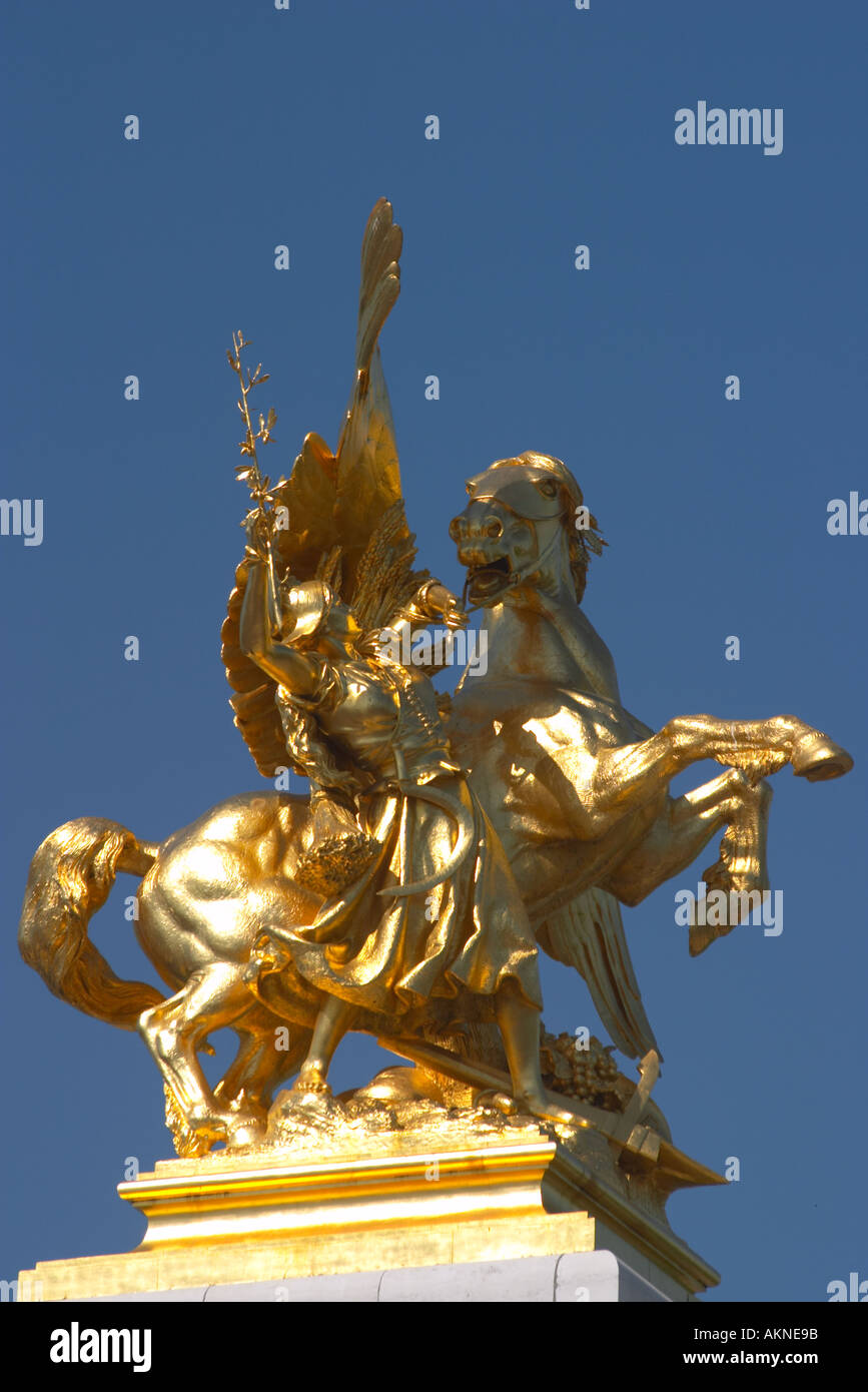 Four pillars sculpture hi-res stock photography and images - Alamy