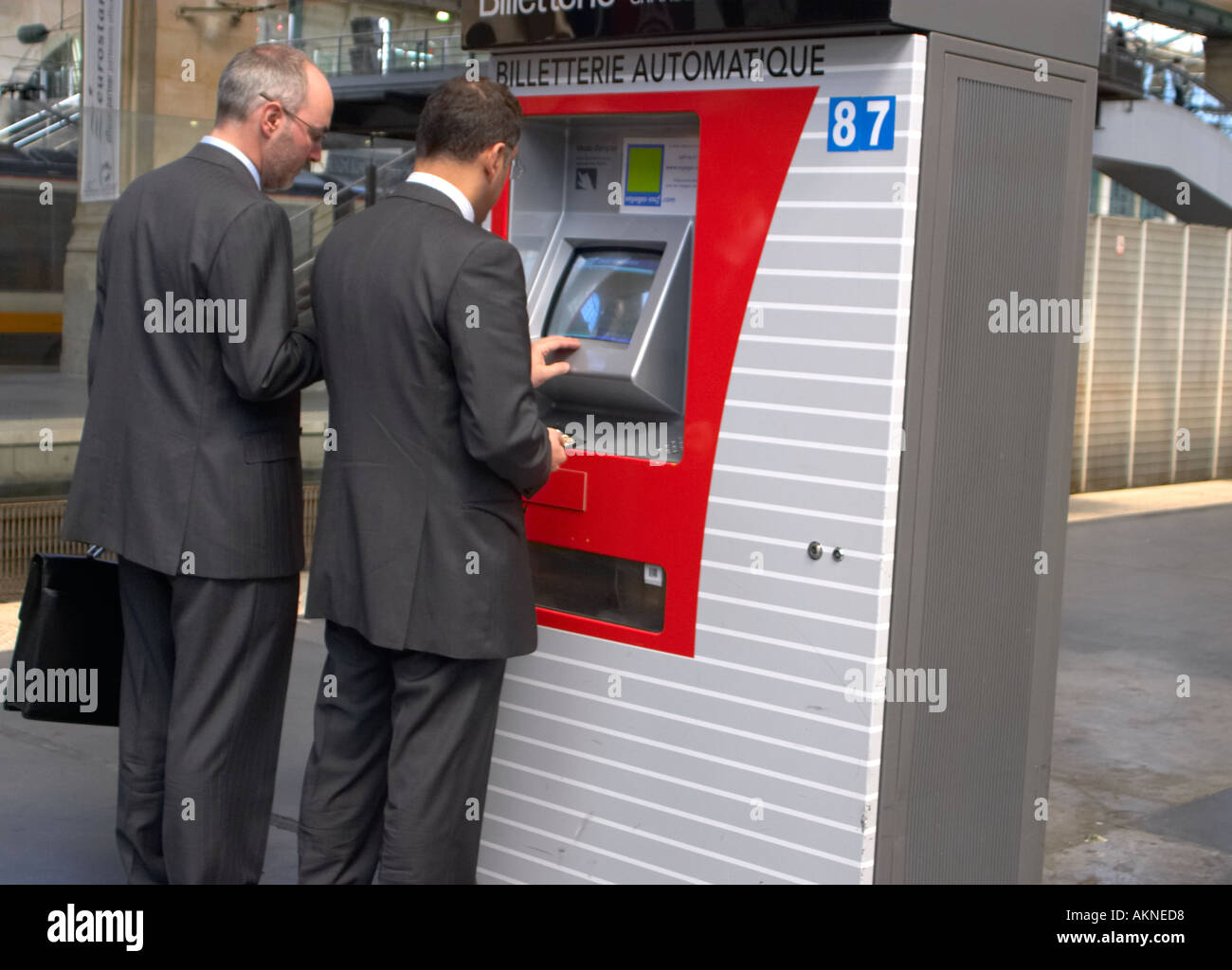 Man using train ticket machine hi-res stock photography and images - Alamy
