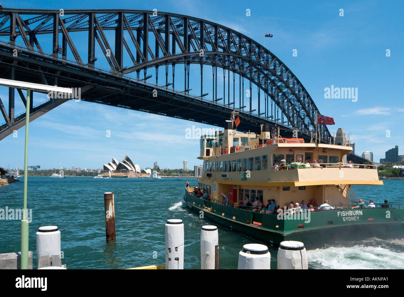 Sydney harbour ferry and sydney opera house hi-res stock photography ...