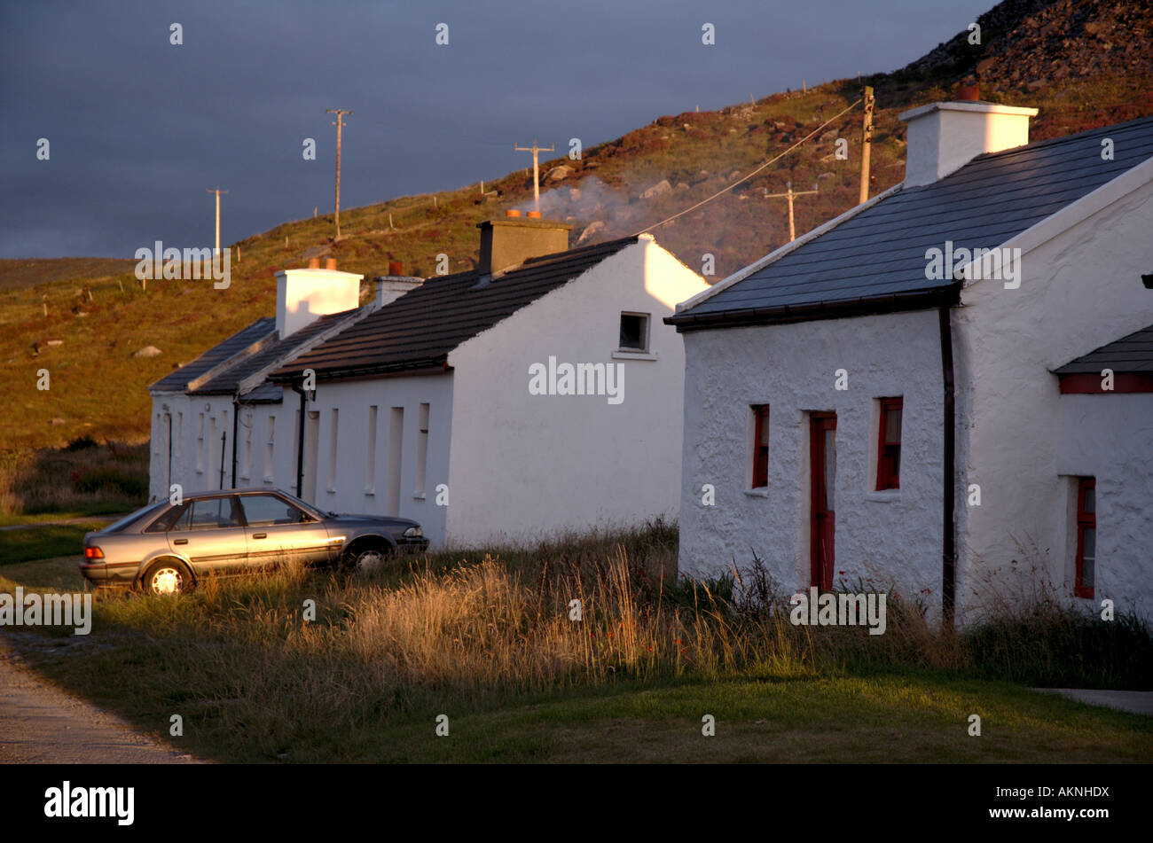 Row of cottages ireland hi-res stock photography and images - Alamy