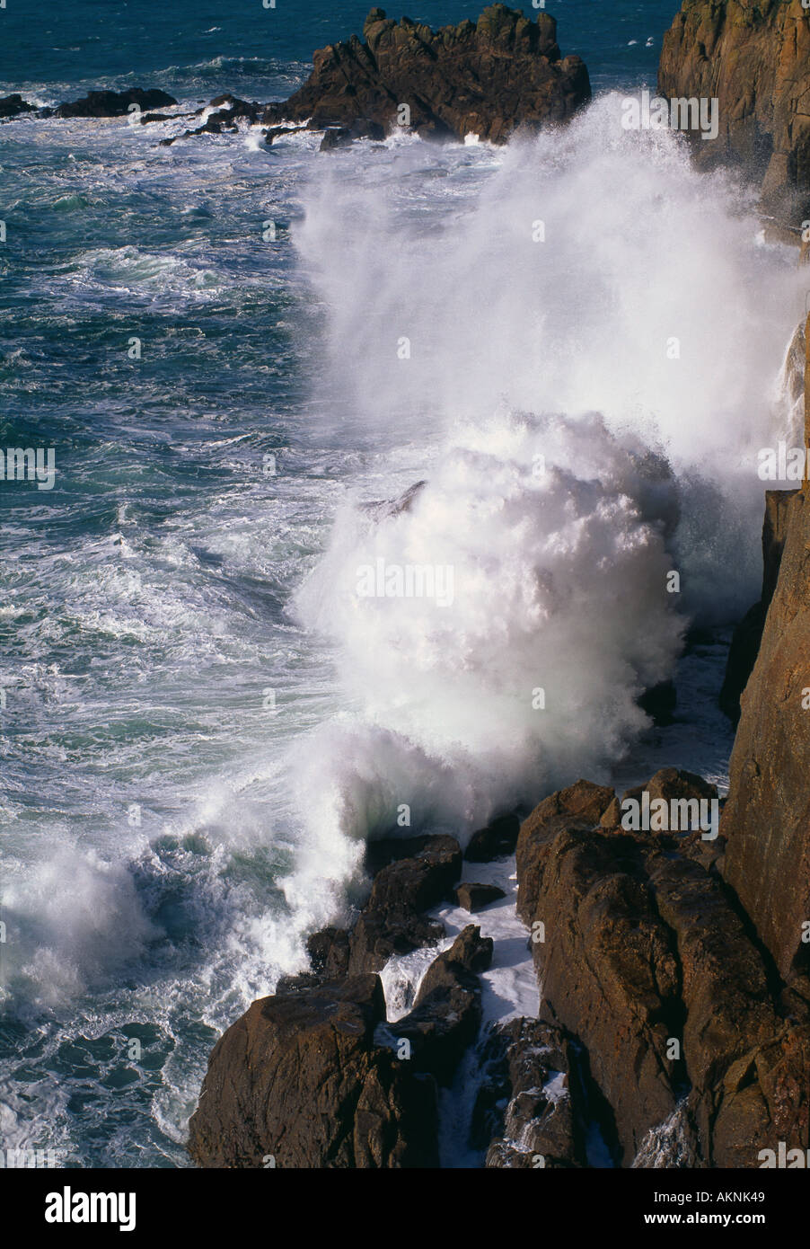 Cornwall sea rough hi-res stock photography and images - Alamy