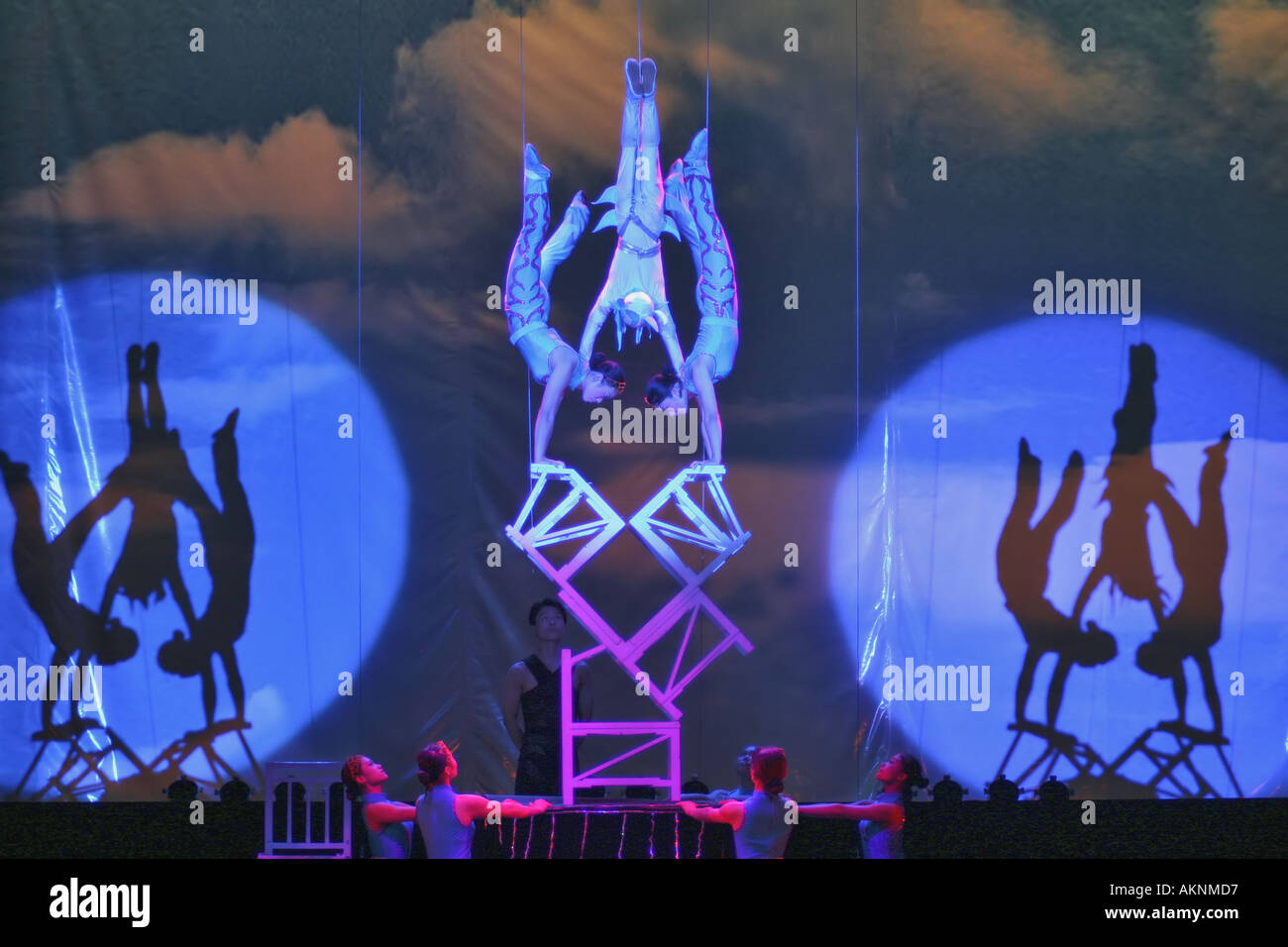 Chinese acrobat show balance hi-res stock photography and images - Alamy