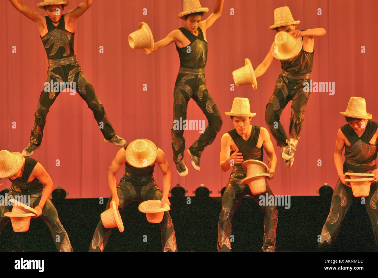 Chinese acrobat show balance hi-res stock photography and images - Alamy