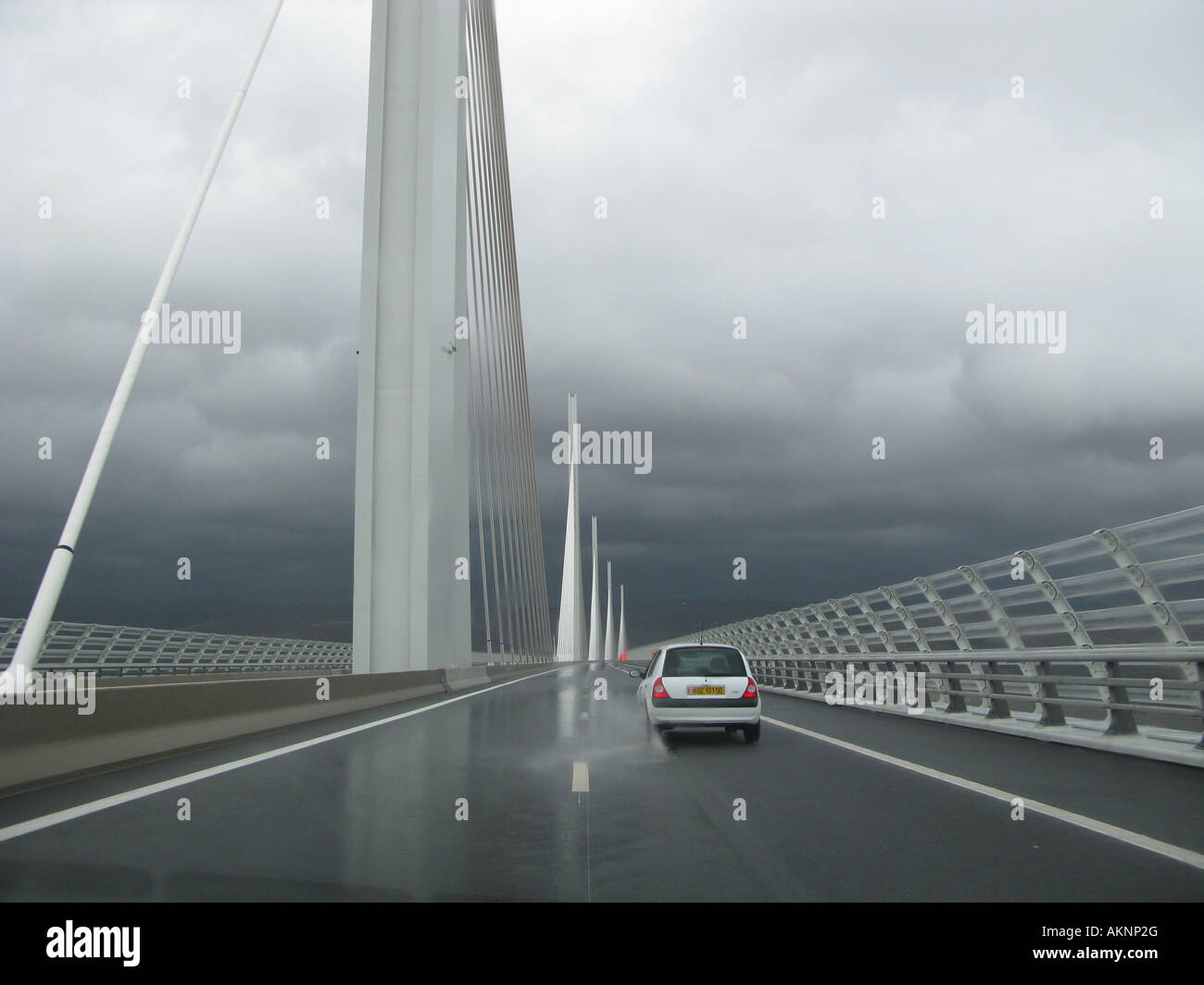 Bridge in rain hi-res stock photography and images - Alamy