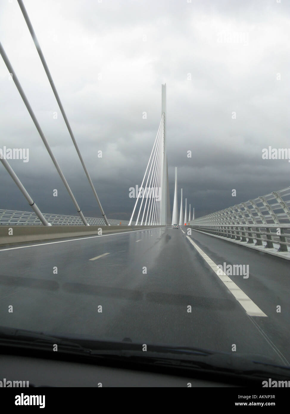 NORMAN FOSTER DESIGNED BRIDGE,MILLAU FRANCE Stock Photo - Alamy
