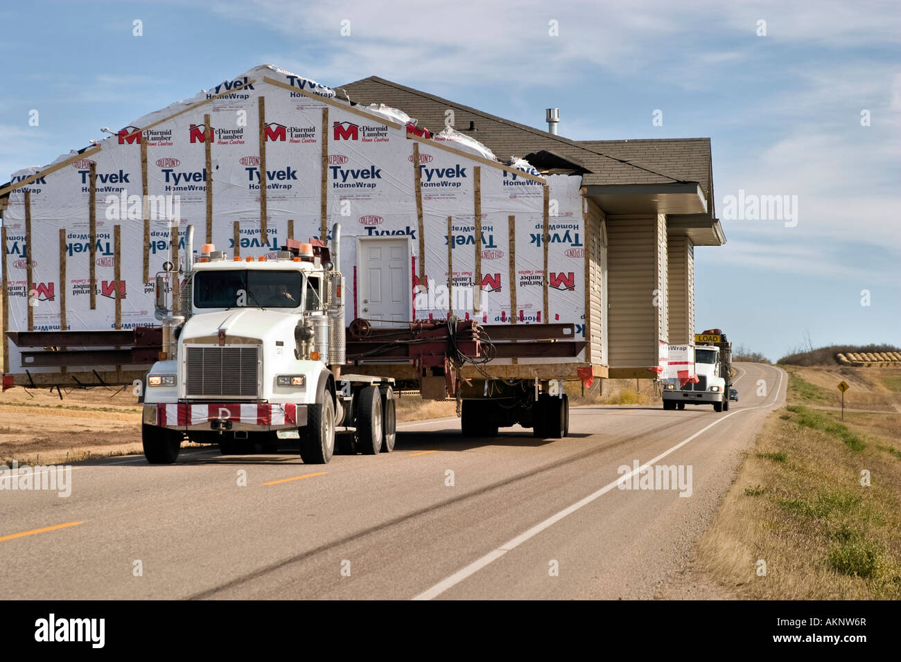 Moving a manufactured house Stock Photo - Alamy