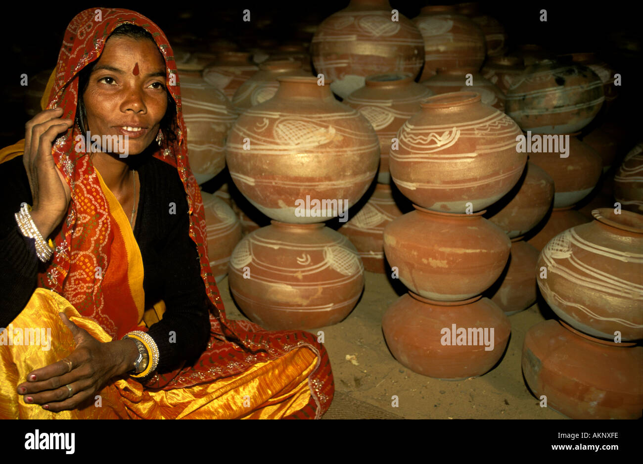 Selling pots hi-res stock photography and images - Alamy