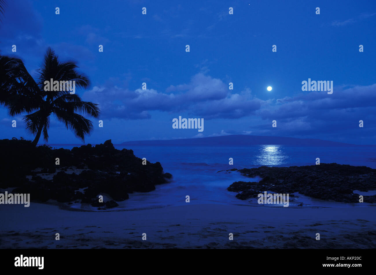 A full moon sets at Makena, Maui Stock Photo - Alamy