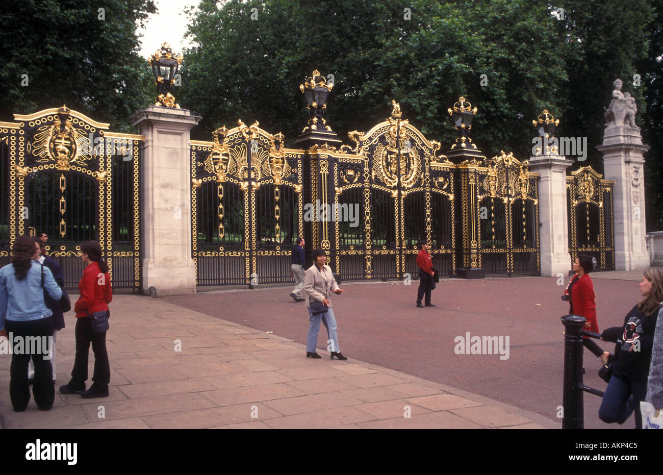 Park gates london hi-res stock photography and images - Alamy